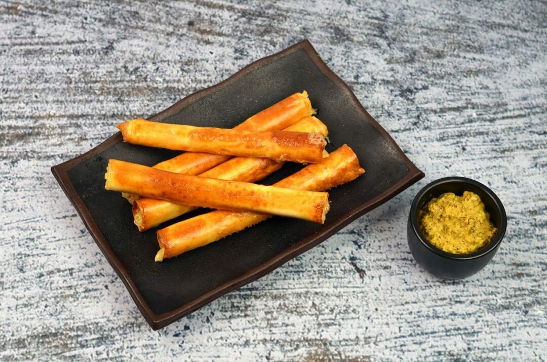 Deze kaasstengels zijn gemaakt van 2 ingrediënten: Filodeeg en oude ...