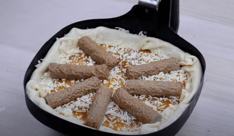 Airfryer Frikandel Speciaal Pizza: Een Hollandse Twist op Pizza ...